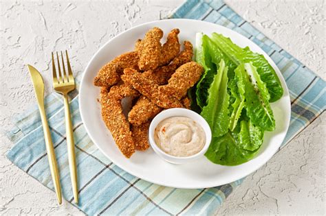 신선한 로메인 잎과 디핑 소스 수평 전망 미국 요리와 흰색 접시에 바삭바삭한 구운 치킨 텐더 0명에 대한 스톡 사진 및 기타