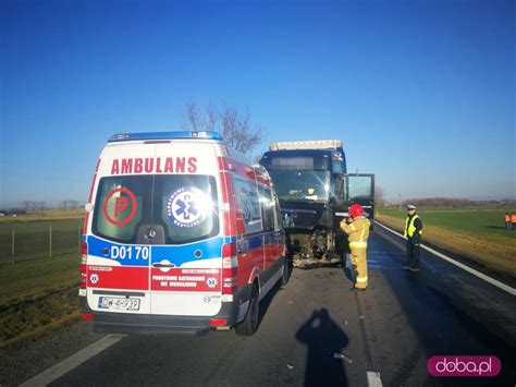 Śmiertelny wypadek na ósemce Osobówka czołowo zderzyła się z tirem ZDJĘCIA