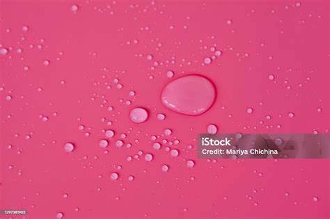 거품과 물 방울에 의해 형성 된 질감의 전체 프레임 밝은 분홍색 표면에 쏟아진 물 방울 0명에 대한 스톡 사진 및 기타 이미지 0명 거친 기포 Istock