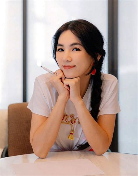 陈嘉桦晒照庆祝she出道24周年 梳着麻花辫嘟嘴比耶创意满满