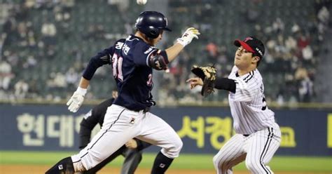 [포토]기습번트 정수빈 3피트 라인안으로 뛰어 수비방해 아웃