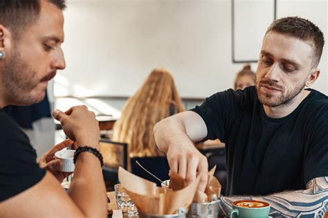 두 친구가 햄버거와 감자 튀김을 먹고 카페에서 커피를 마시는 갈색에 대한 스톡 사진 및 기타 이미지 갈색 그릇 남자 Istock