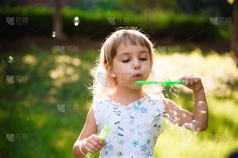 夏天 女孩 泡泡 太阳 夜晚 周末活动 休闲游戏 自由 肖像 一个人