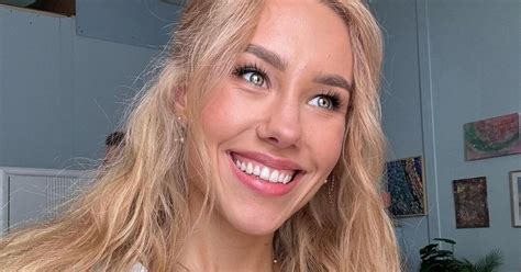 Квіткова виклала випадкові фото на трьох із яких її пружний прес