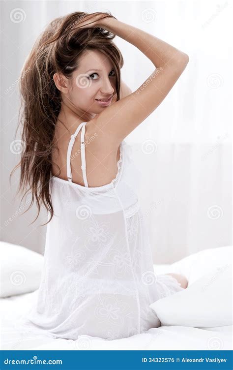 Portrait Dune Jeune Fille Dans Le Lit Photo Stock Image Du Beauté