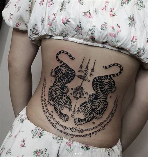40 Genius Tattoos That Reveal All Their Glory Only After Their Canvases