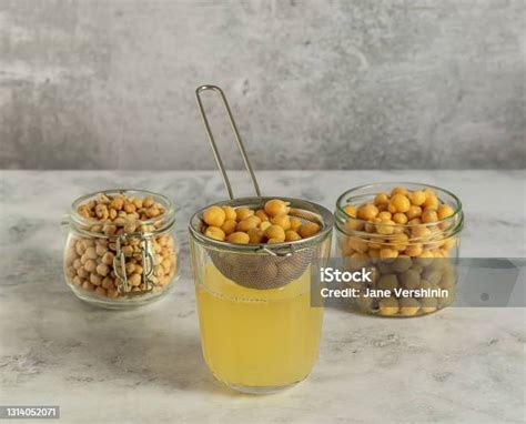 통조림 병아리콩 아쿠아파바 계란 교체 및 대체 비건 요리 컨셉 그릇에 거품을 휘핑 거품 내기에 대한 스톡 사진 및 기타 이미지