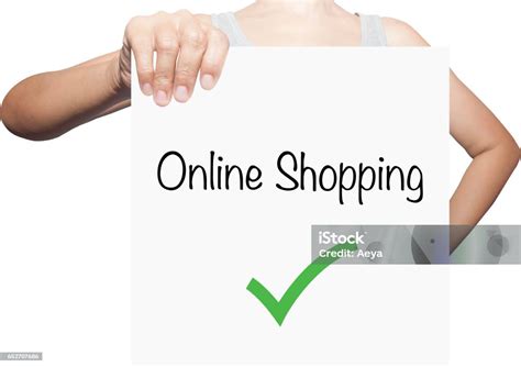 손으로 온라인 쇼핑의 문구를 제시 흰색 플래카드를 들고 비즈니스 기술 인터넷 개념 걸이 장비에 대한 스톡 사진 및 기타 이미지 걸이 장비 고객 광고 Istock