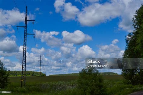 Menara Transmisi Listrik Tegangan Tinggi Dan Saluran Listrik Di