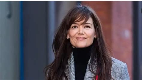 קייטי הולמס בלוק חורף משגע ופוני שובב לצד וואלה אופנה