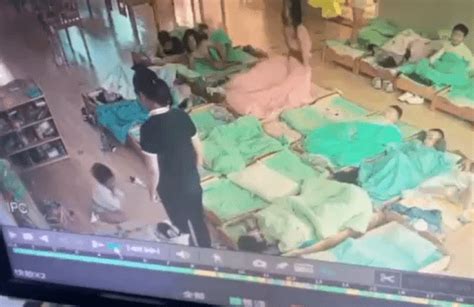 保育员被曝幼儿园内抱摔幼童，山东成武县公安局：行政拘留涉事保育员孩子情况新闻