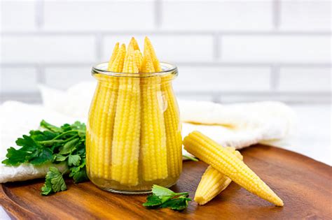 맛있는 유기농 노란색 달콤한 절인 작은 옥수수 속은 부엌의 유리 병에 통조림 옥수수 속대에 대한 스톡 사진 및 기타 이미지