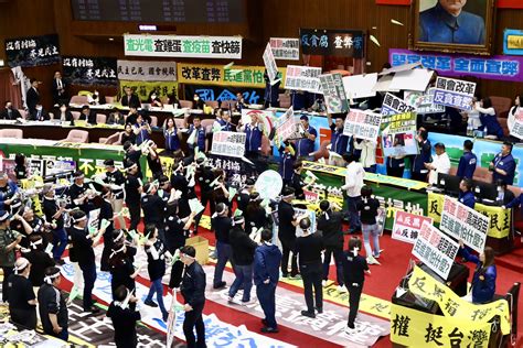 國會改革案三讀 立院太陽氣球vs 垃圾袋道具大戰 蕃新聞