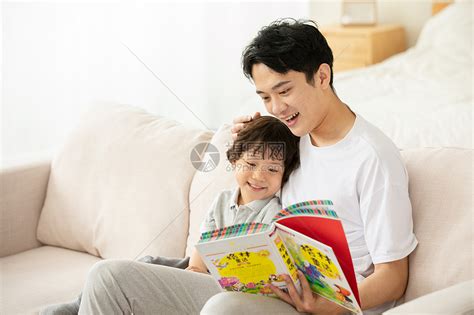 父子居家爸爸给儿子讲故事高清图片下载 正版图片501620283 摄图网