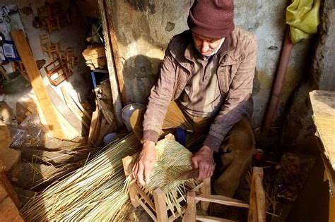 صناعة كراسي القش مهنة تواجه الاندثار في لبنان اندبندنت عربية