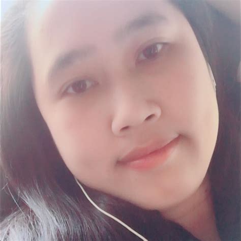 บอยศิริชัยandแอนอรดี เมื่อต้าวพี่พลอยเห็นยายตั้งโทรศัพท์ไว้ รีบเดินมาหยิบ แล้วบอกว่า ยายจ๋า