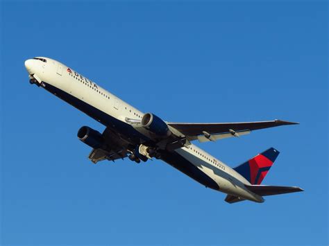 Delta B764 near Atlanta on Jan 2nd 2018, engine compressor stall ...