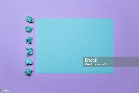 2 음색 퍼플과 블루 컬러 종이 배경과 구겨진된 종이 공 텍스트와 디자인을 작성 하기 위한 빈 빈 0명에 대한 스톡 사진 및 기타 이미지 Istock