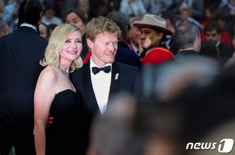 애정 과시하는 커스틴 던스트와 제시 플레먼스 부부 네이트 뉴스