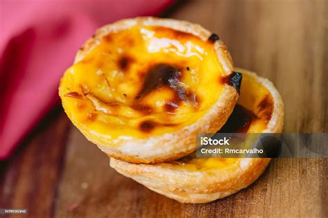 파스텔 드 벨렘 또는 파스텔 데 나타 먹을 준비가 된 나무 판에 Pastries De Belém 포르투갈의 전통적인 달콤함