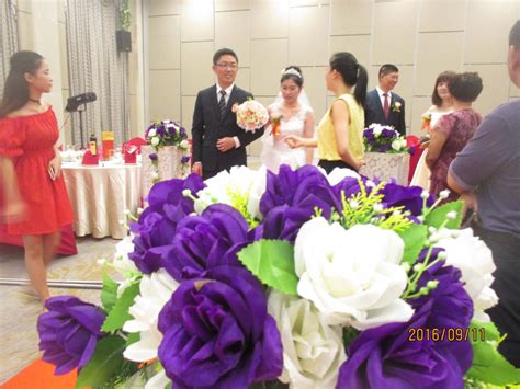 在婚礼现场新娘入场时如果新娘被婚纱绊倒了怎么办？