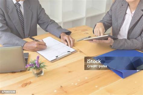 신청자의 손 빈 응용 양식 종이에 볼펜 글을 들고 비즈니스 사람 채우기 빈 문서 시트 적용 작업 위치 담보 대출 등록 정보를 등록 개념에 대한 스톡 사진 및 기타 이미지