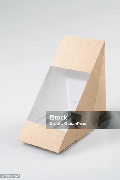 브라운 빈 골 판지 삼각형 걸릴 멀리 상자 포장에 샌드위치 음식 선물 기타 제품 플라스틱 창 모의 화이트에 격리를 가까이 0명에 대한 스톡 사진 및 기타 이미지 Istock