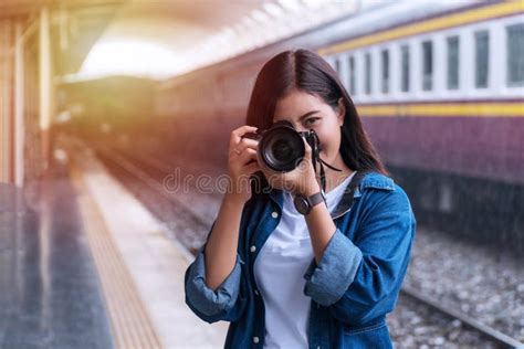 Fotógrafa Tomando Fotos Sosteniendo Una Cámara Digital En La Estación