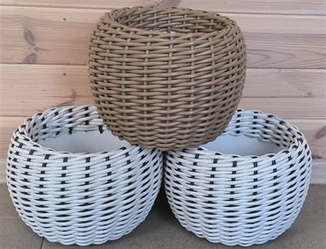 Кашпо из искусственного ротанга