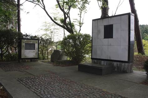 横光利一文学碑・解説文碑 観光スポット 観光三重かんこうみえ