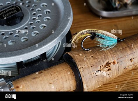 UK Une mouche coincé dans la poignée en liège d une mouche canne à pêche Photo Stock Alamy