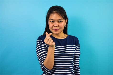 青い孤立した背景を持つ若い美しいアジアの女性の肖像画 1人のストックフォトや画像を多数ご用意 1人 アジアおよびインド民族