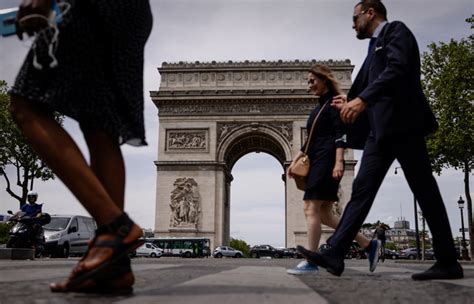 Во Франции спрогнозировали четвертую волну коронавируса к концу июля