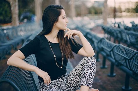 Hermosa Chica Morena Foto Gratis