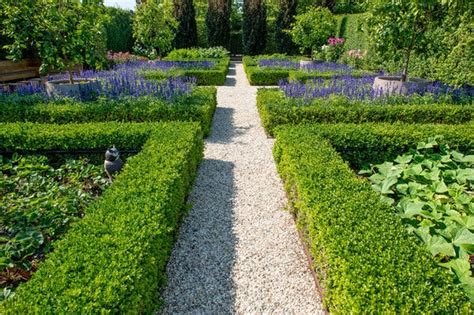 How Does The Hamptons Garden Grow With A Lot Of Paid Help The New York Times