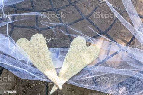 하얀 메쉬에 두 개의 길쭉한 짚 하트가 바닥에 검은 그물에 닿아 낭만적 인 장식 0명에 대한 스톡 사진 및 기타 이미지 0명