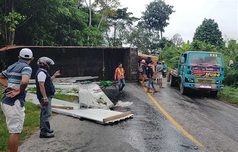 Tak Kuat Menanjak Truk Fuso Terguling Di Kolaka Utara