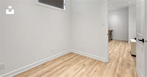 나무 바닥과 창문이 있는 방 사진 Unsplash의 무료 부동산 이미지