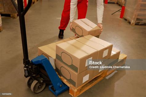 창고에서 골판지 상자를 분류하는 작업자 클로즈업 물류 개념 화물 운송에 대한 스톡 사진 및 기타 이미지 화물 운송 클로즈업 화물운반대 Istock