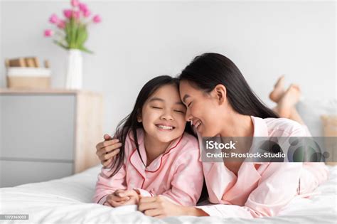 만족 행복한 밀레니엄 일본 여성과 십대 소녀 에 잠옷 과 닫힌 눈 거짓말 에 침대 휴식 딸에 대한 스톡 사진 및 기타 이미지