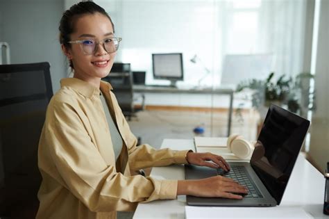 Premium Photo Portrait Of Smiling Programmer Working On Laptop At Her