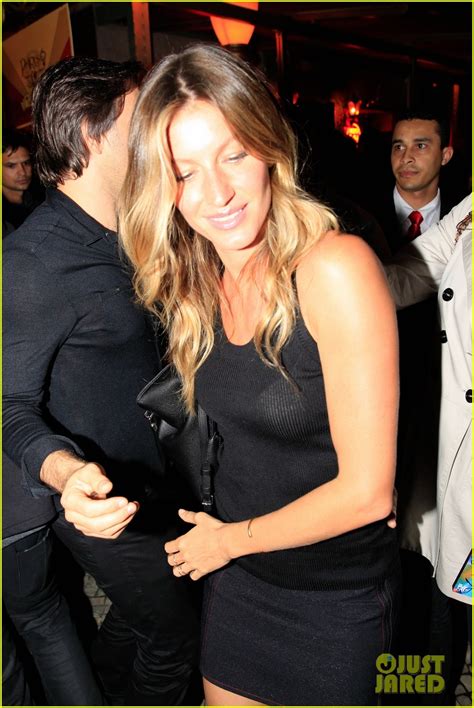 Gisele Bunchen Proud To Present The World Cup Trophy In Brazil Photo