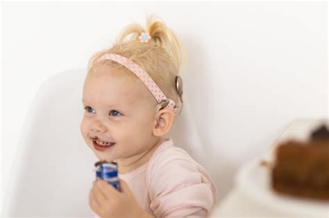 Implante coclear para bebê criança surda aparelho auditivo em casa
