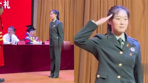 高燃！女生毕业典礼上突然脱下学士服，露出军装行军礼英姿飒爽 腾讯新闻