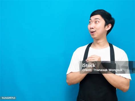 앞치마를 입은 남자가 손을 잡고 복사 공간을 보면서 흥분을 느낍니다 30 34세에 대한 스톡 사진 및 기타 이미지 30 34세 가리키기 감정 Istock