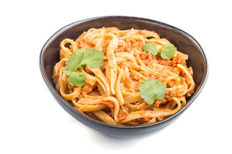토마토 페스토 소스를 곁들인 세몰리나 파스타 오렌지 허브를 하얀 배경에 단정한 그릇에 담습니다 측면 보기 닫기 0명에 대한 스톡