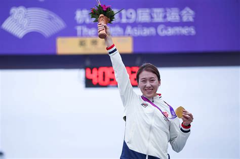 杭州亚运会 中国香港选手杨倩玉获自行车女子公路赛金牌罗雅终点比赛日