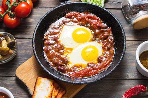 Shakshuka 철 프라이팬에 토마토 소스에 튀긴 계란 이스라엘 음식입니다 Shakshouka에 대한 스톡 사진 및 기타