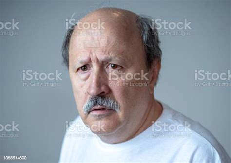 혼란과 손실 노인에 회색 배경에 고립 나중 인생 개념 정신 건강 치 매 기억 상실 또는 알 츠 하이에서 고통을 보고 수석 남자의 초상화를 닫습니다 60 69세에 대한 스톡