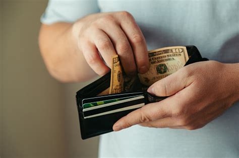 남자의 손은 지갑에 10 달러 지폐를 넣어 빈곤 개념 위기 해고 또는 비용 절감 가죽에 대한 스톡 사진 및 기타 이미지 가죽